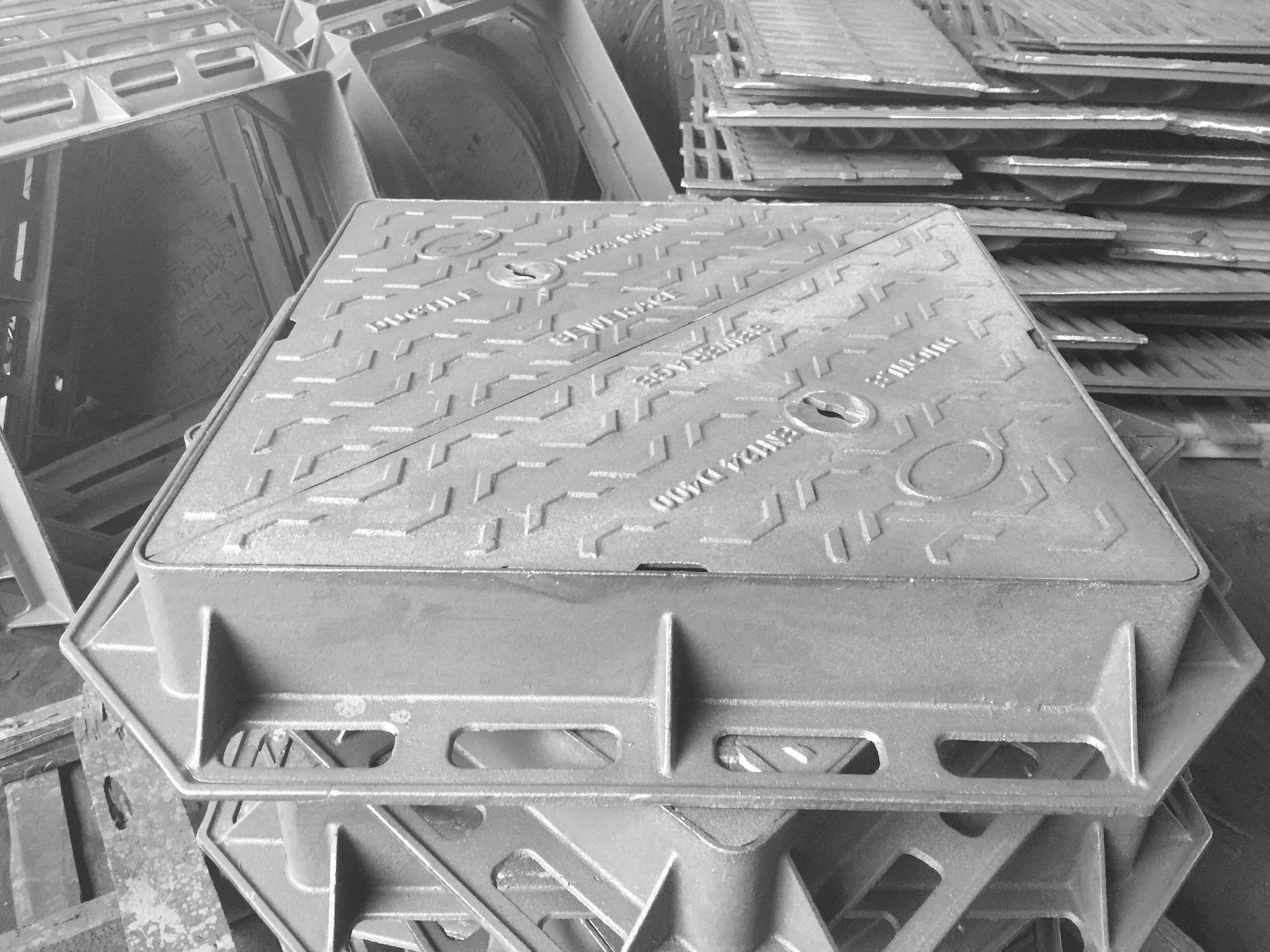 Heavy Duty D400 600MM Double Triangle Water tight Manhole Cover - Buy ...